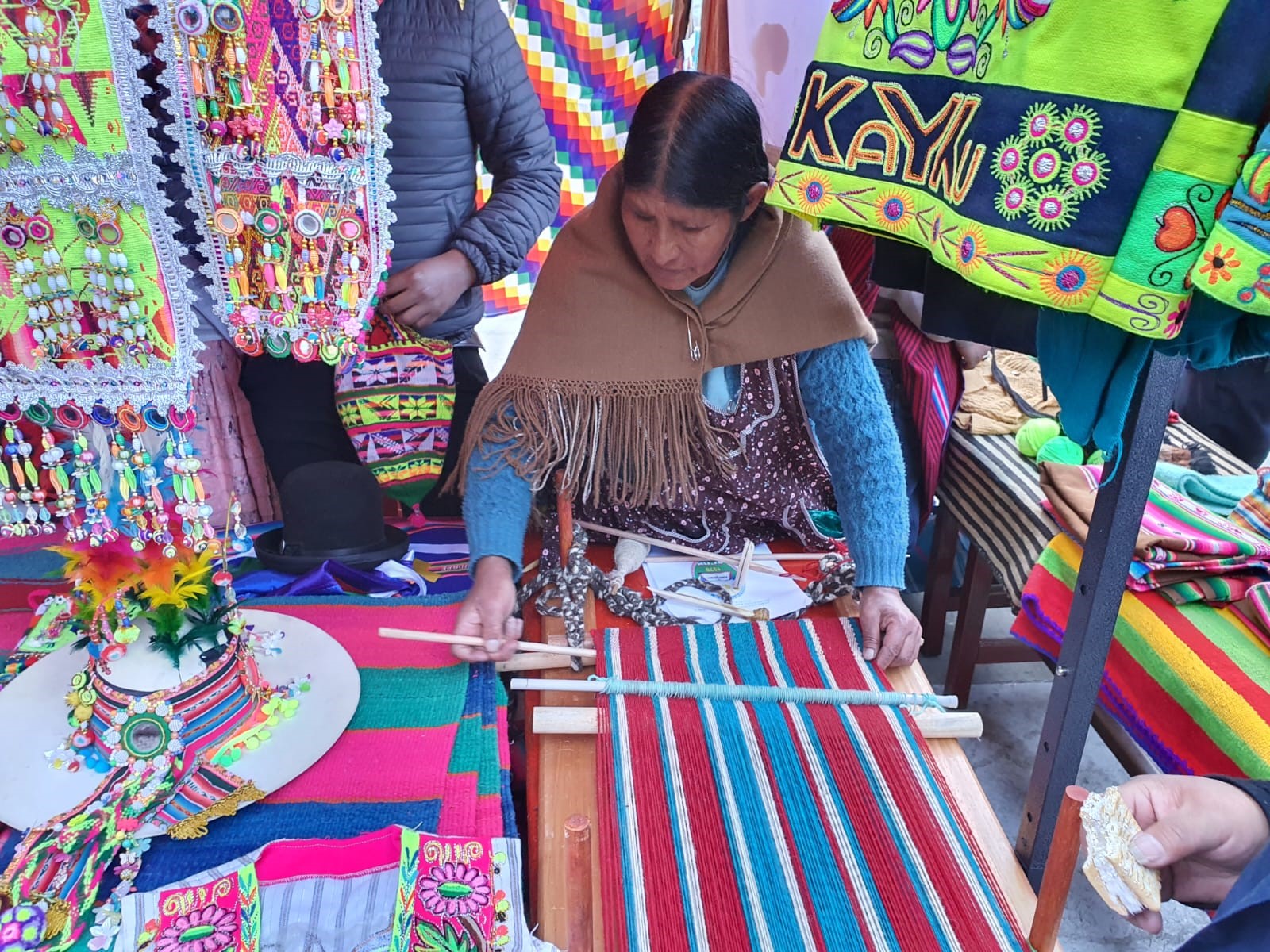 Padres y madres de familia revalorizan la cultura aymara en «Feria a la ...